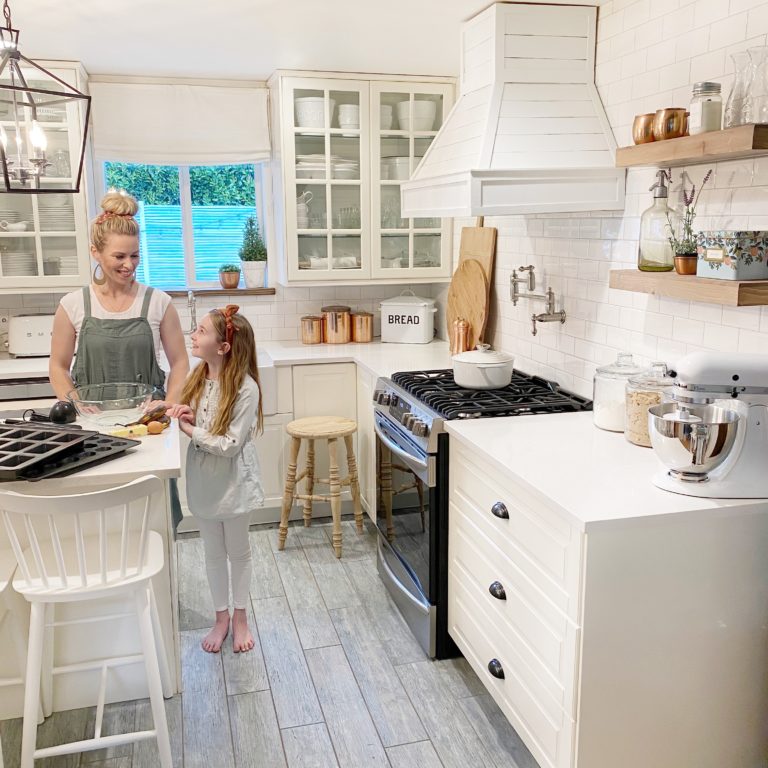 Farmhouse Sink, Pot Filler and Faucet